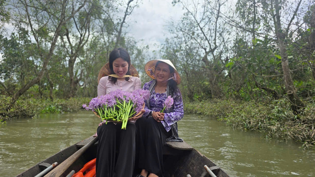 Út Trinh - Út Thơ đi tìm hái bông lục bình về nấu lẩu mắm