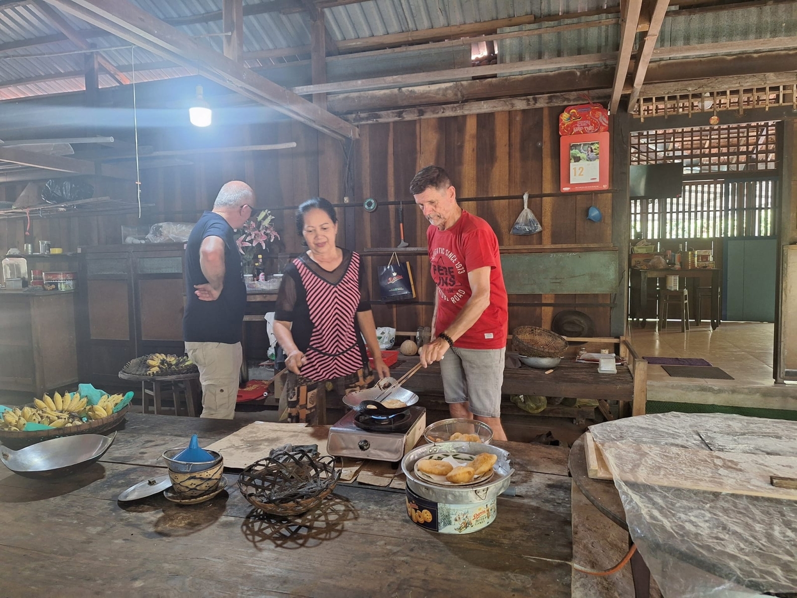 ? Bên trong chiếc chảo dầu là những cái bánh tiêu đang nở to, căng phồng luôn là niềm yêu thích ...